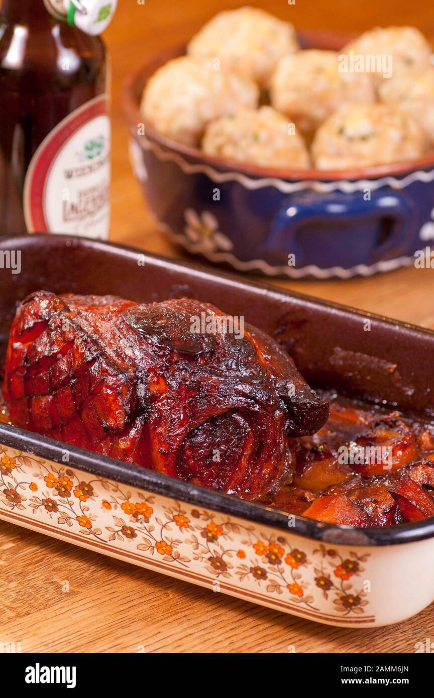 Typisch Bayerisches Schweinebraten mit dunkler Biersauce und Brotdommel ...