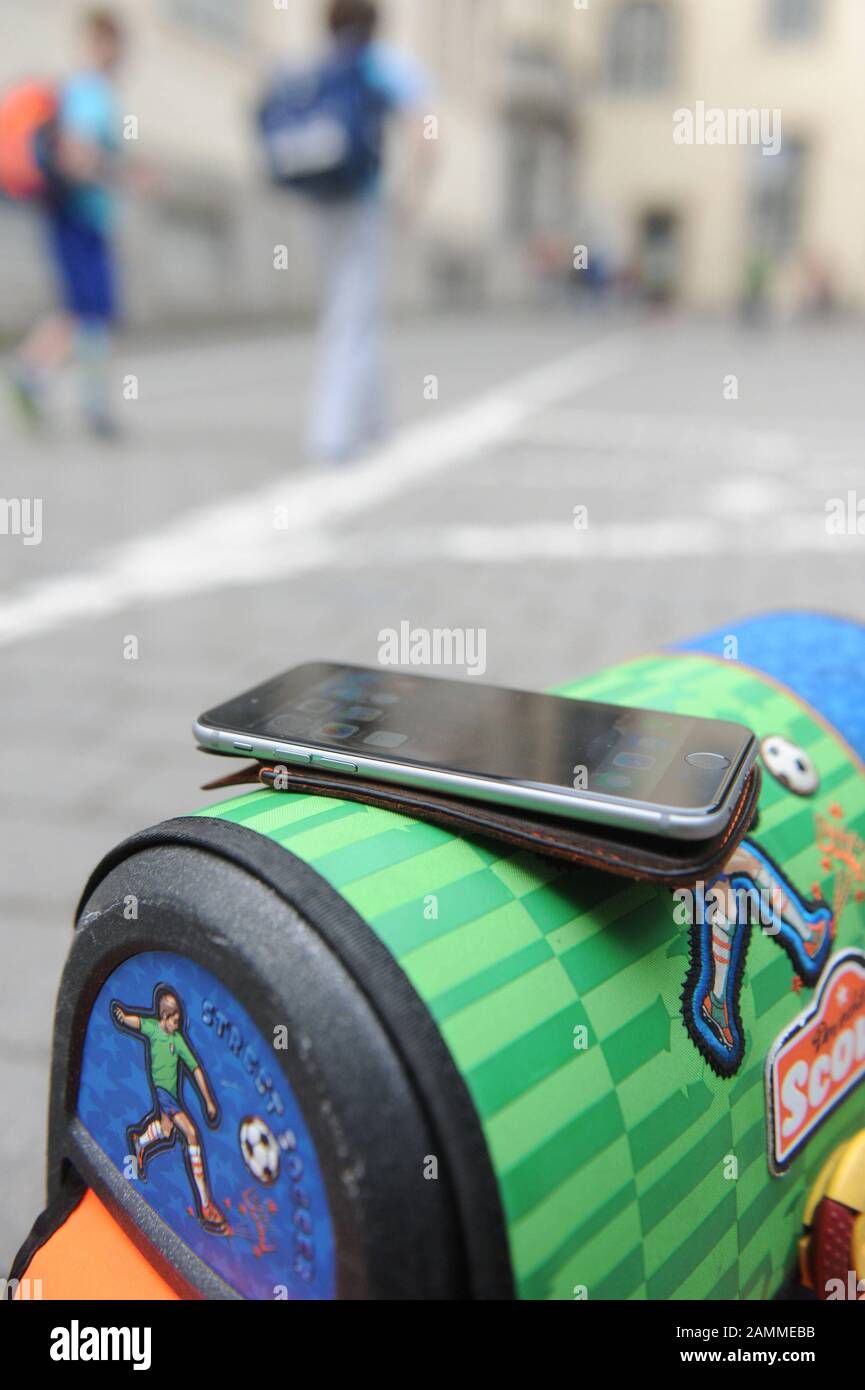 Handyverbot in der schule -Fotos und -Bildmaterial in hoher Auflösung ...