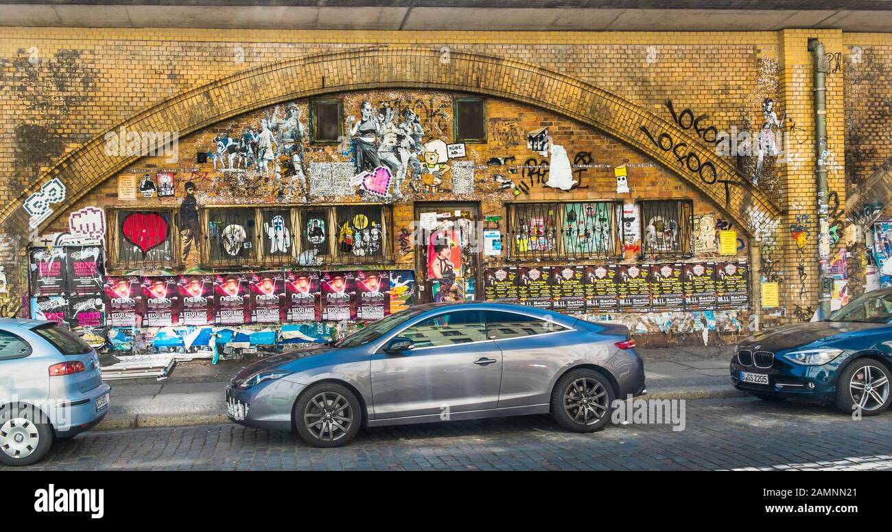 Personen poster -Fotos und -Bildmaterial in hoher Auflösung – Alamy