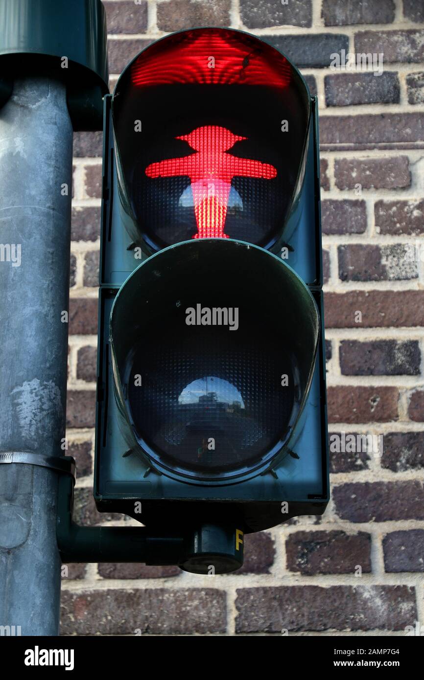 Deutsche Ampel-Fußgängerzone rotes Licht. Typische Fußgängerzone Symbol ...