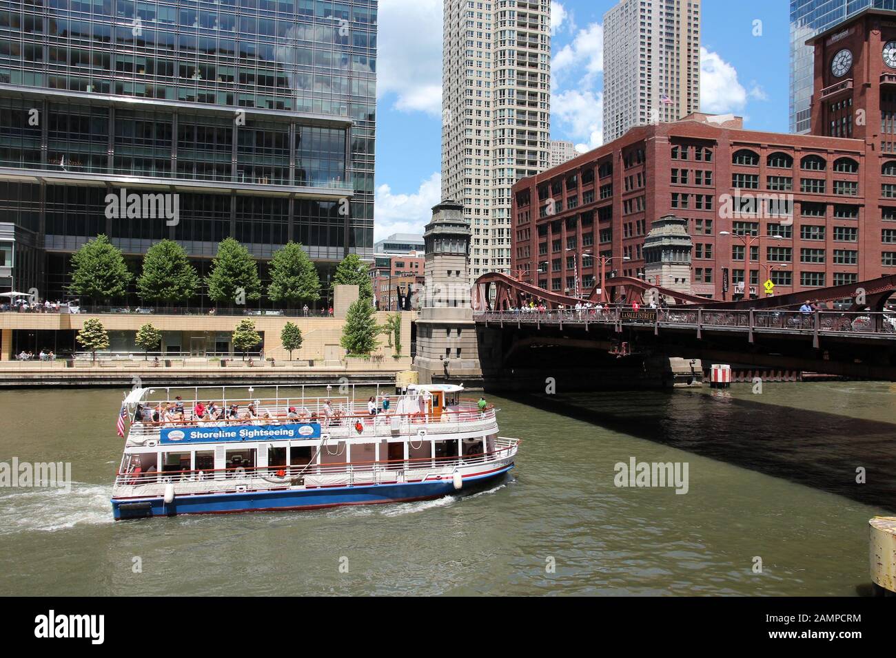 CHICAGO, USA - 28. JUNI 2013: Blick auf die Innenstadt mit den Chicago River. Chicago ist die 3 ...