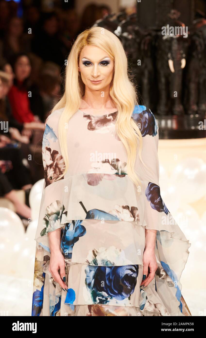 Berlin, Deutschland. Januar 2020. Drag Queen Candy Crash läuft auf der ...