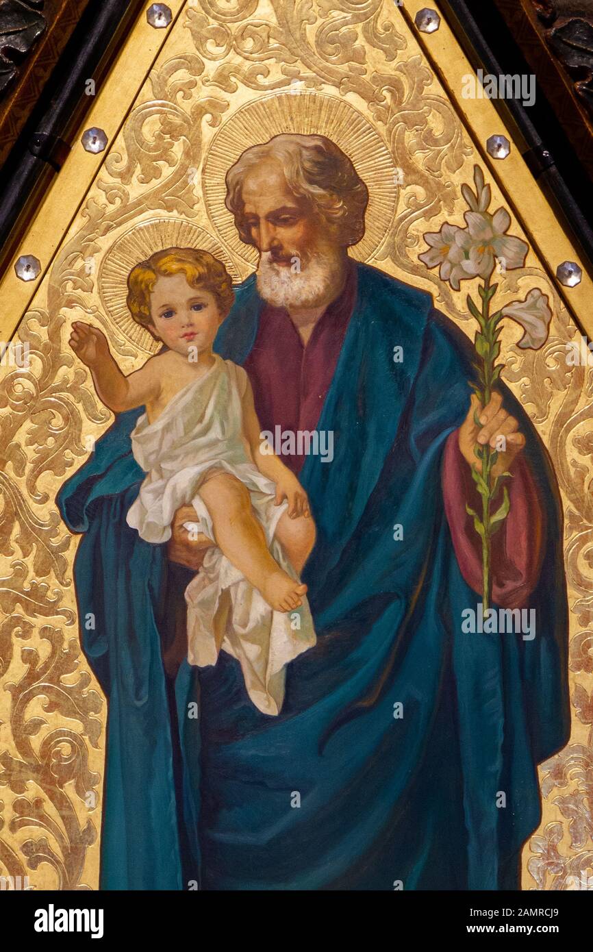 Heiliger joseph, der baby jesus hält -Fotos und -Bildmaterial in hoher ...