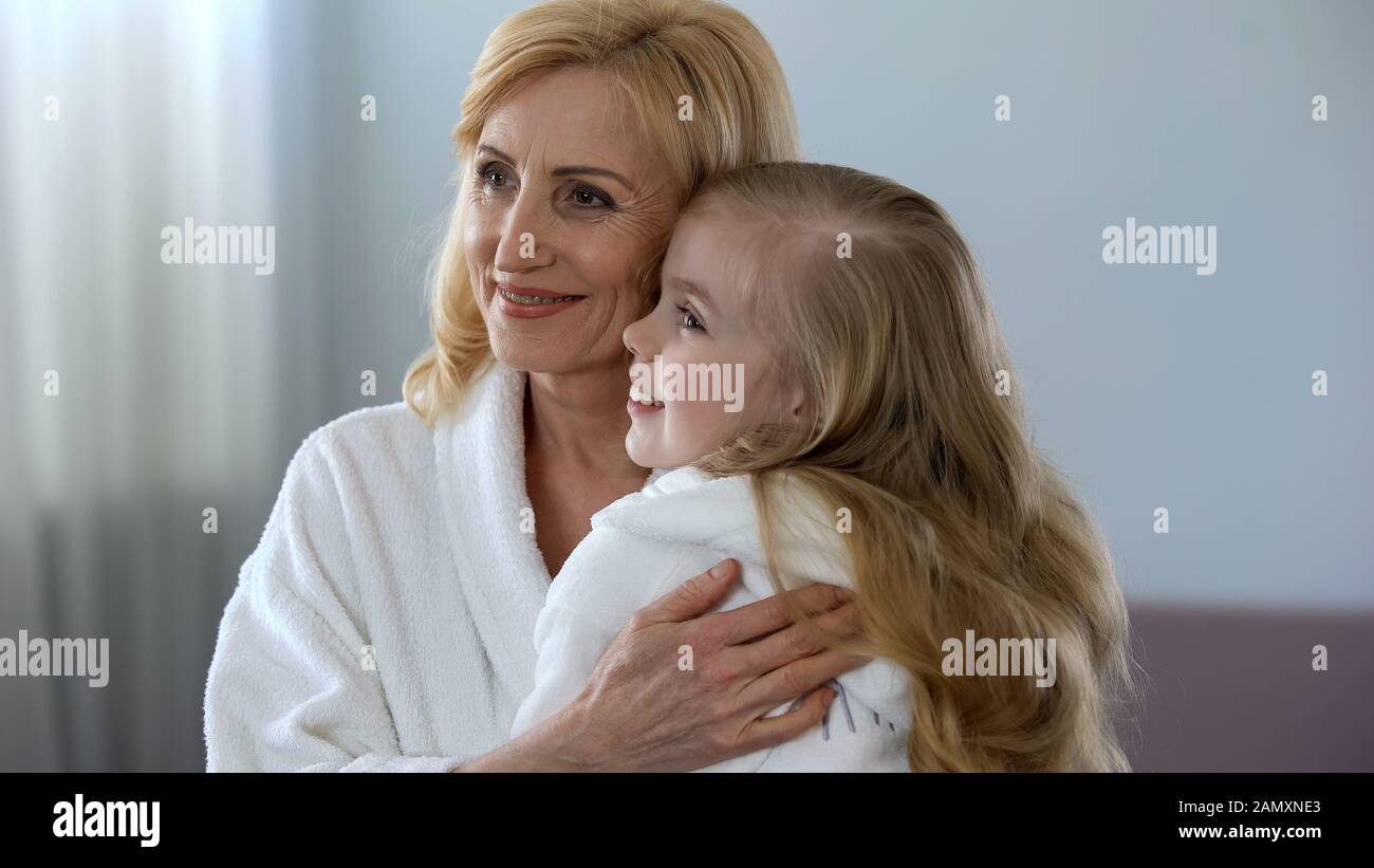 Kind umarmt oma -Fotos und -Bildmaterial in hoher Auflösung – Alamy
