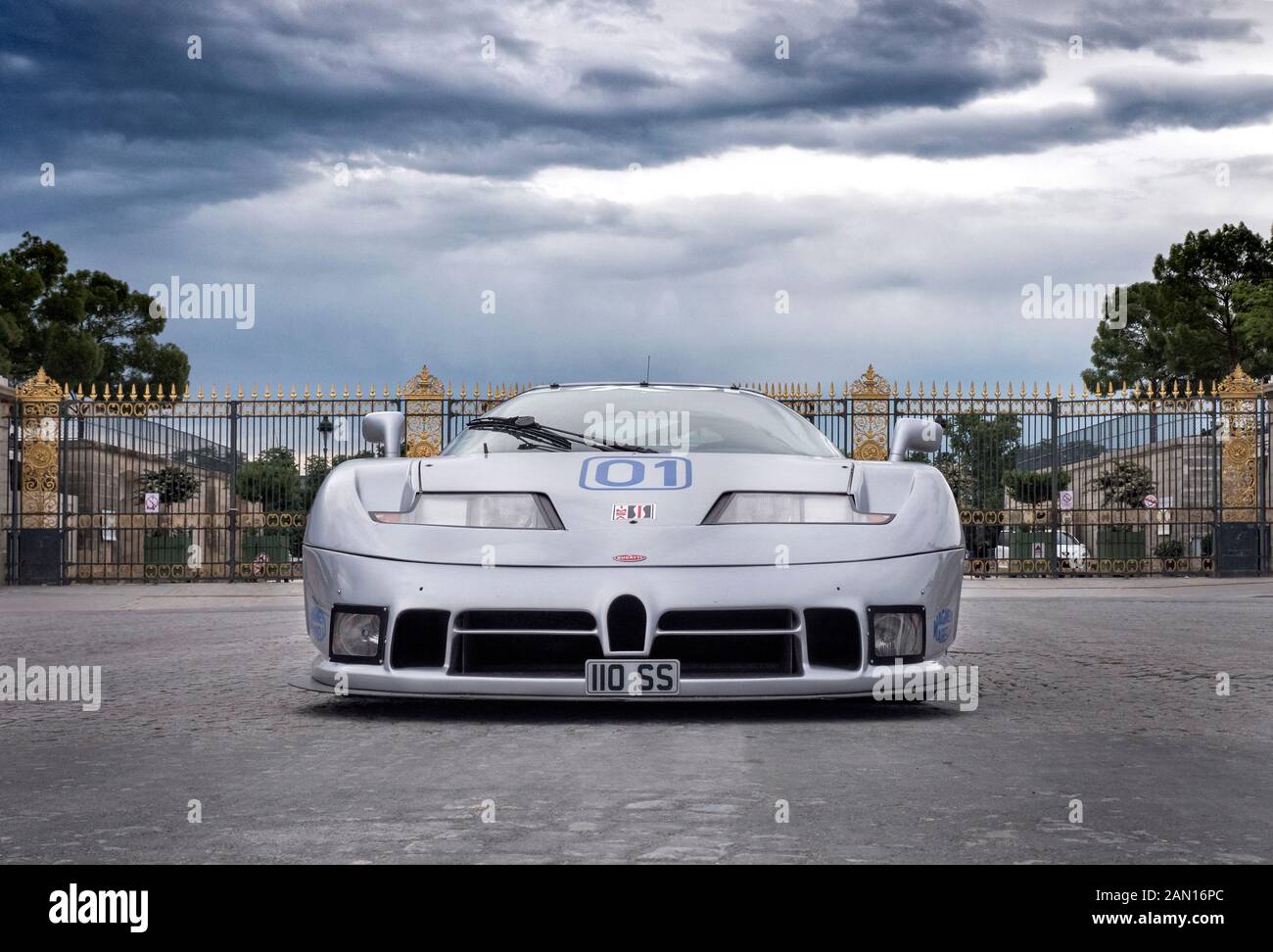 Rennwagen Bugatti EB110 auf der Champs Elyse Paris. Silbernes Auto 1995 ...
