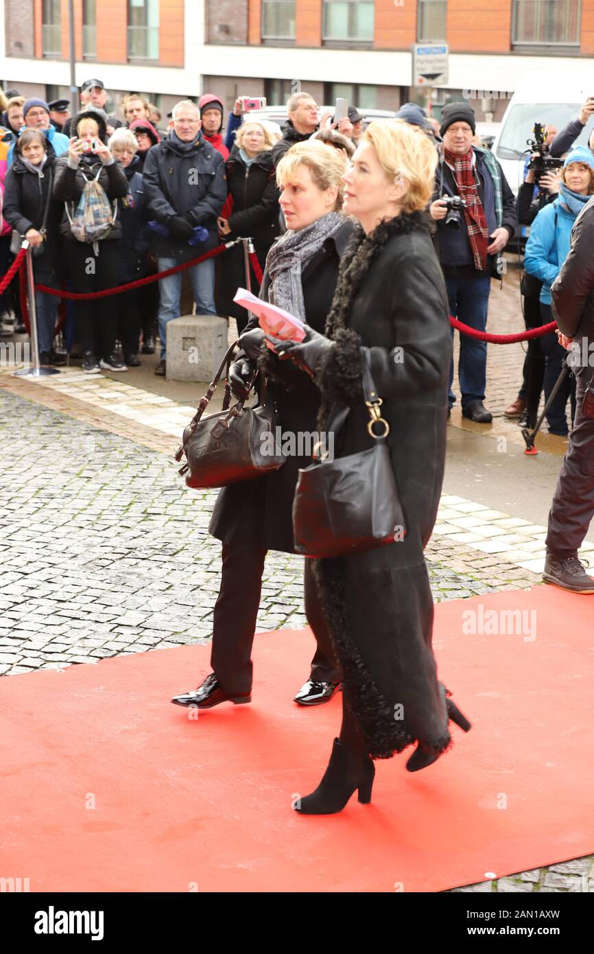 V.l. Anja Nejarri, Dorothea Schenck, Trauerfeier für Jan Fedder, St ...