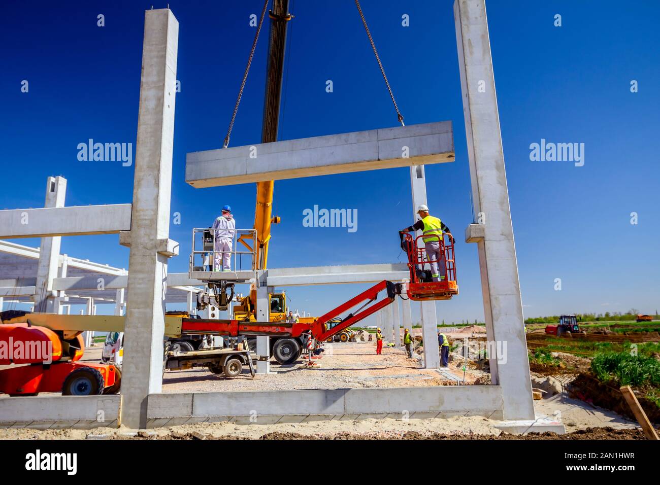 Mobiler Kran ist in Betrieb und Arbeiter ist Montage Beton Unterzug in ...