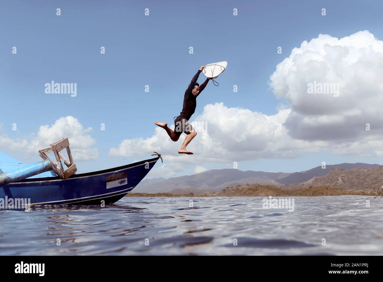 Mann Springt Vom Boot Ins Meer Stockfotos und -bilder Kaufen - Alamy