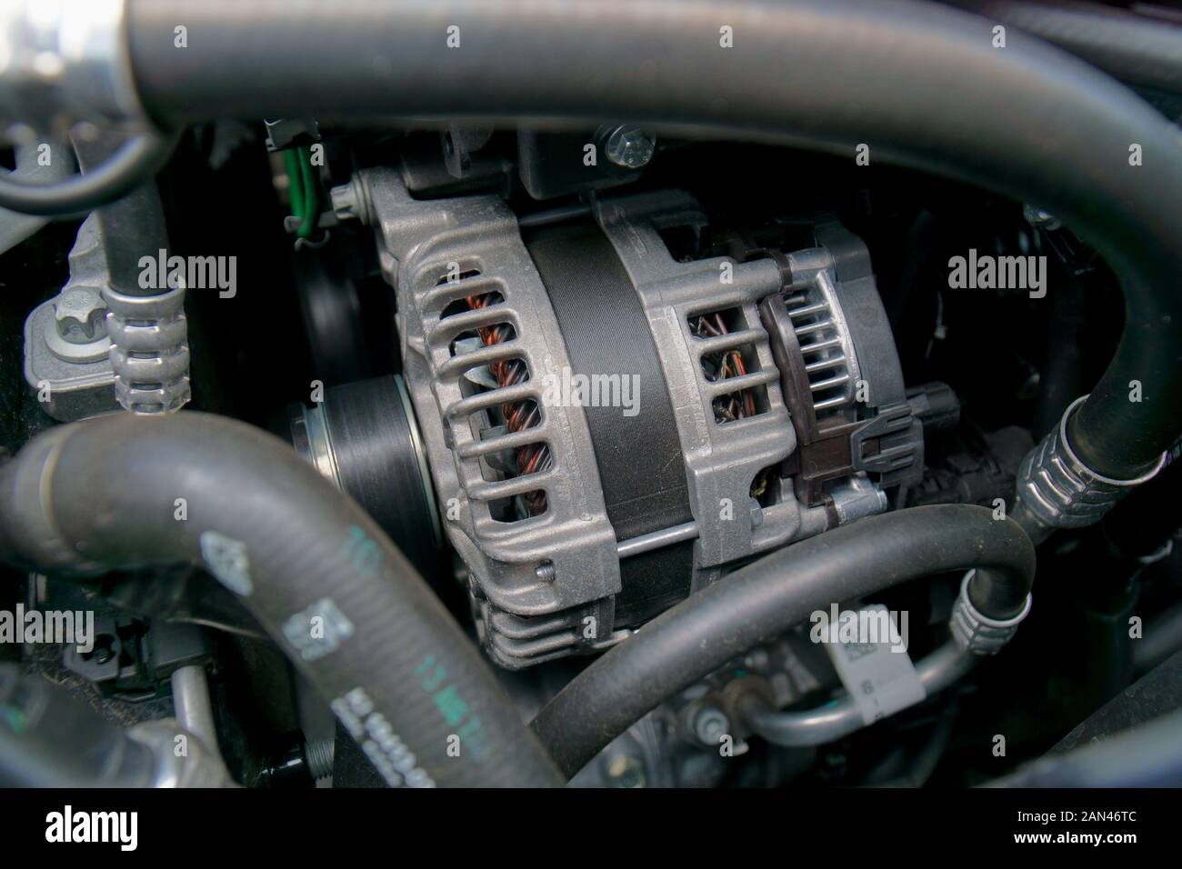 Generator im Motorraum eines Autos Stockfotografie - Alamy
