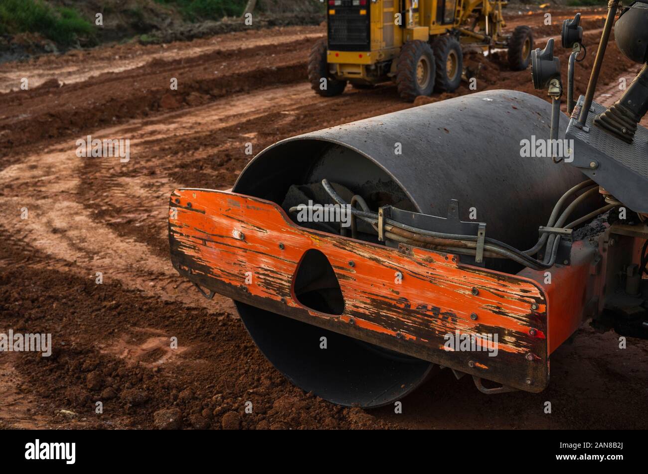 Walzen, die auf den neuen Straßen Baustelle. Schwere Maschinen arbeiten ...