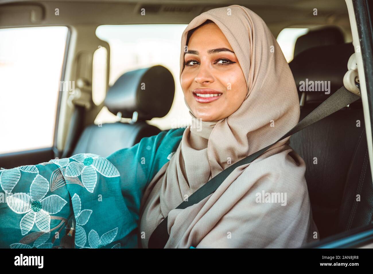 Schwarze Abaya Tragen Stockfotos und -bilder Kaufen - Alamy