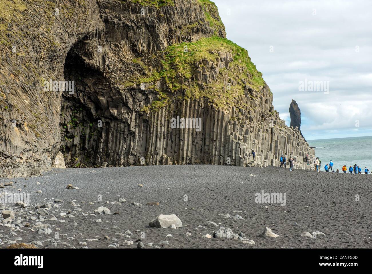 VIK, ISLAND - 21. MAI 2019: Touristen, die in der Strand Reynisfjara ...