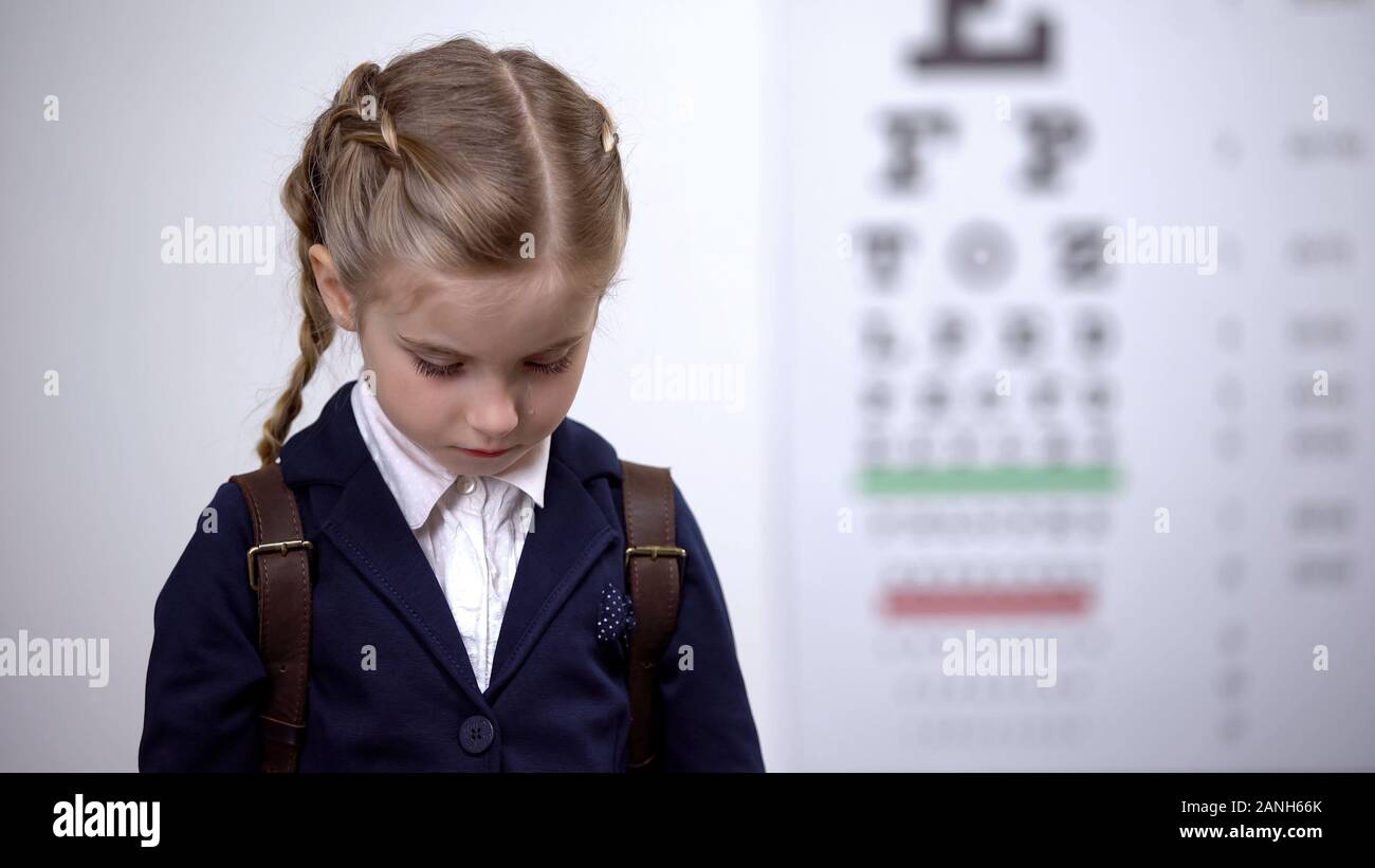 Shy schoolgirl -Fotos und -Bildmaterial in hoher Auflösung – Alamy