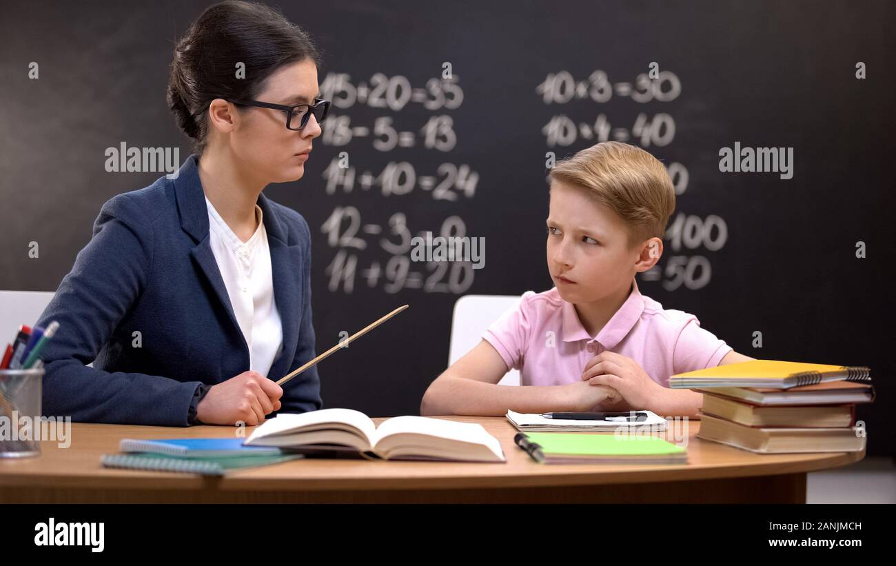 Strenge lehrerin -Fotos und -Bildmaterial in hoher Auflösung – Alamy