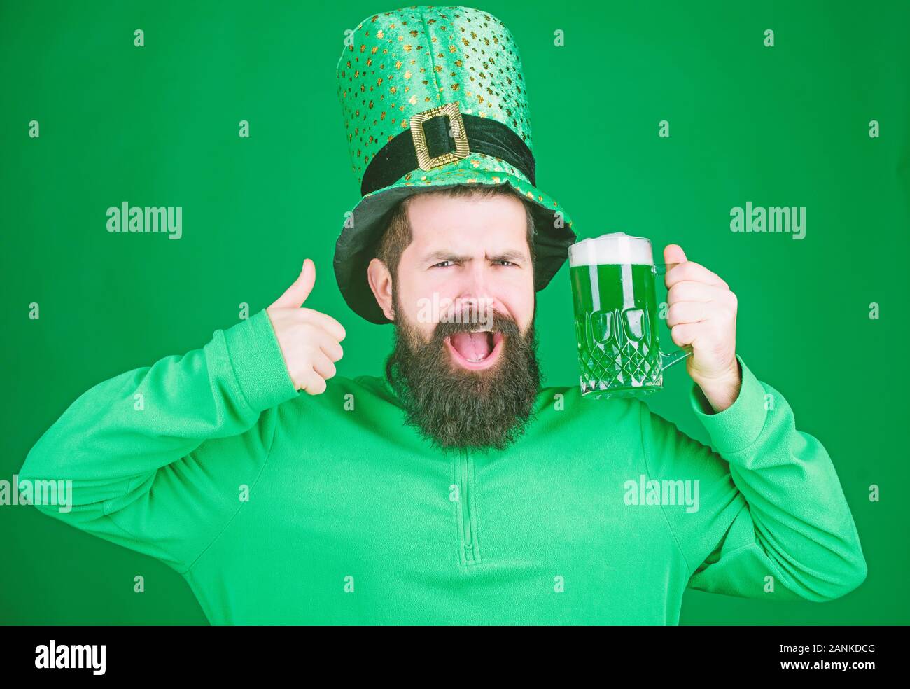 Daumen hoch, wenn Sie einen Drink haben. Bärtiger Mann Toasten zu Saint ...