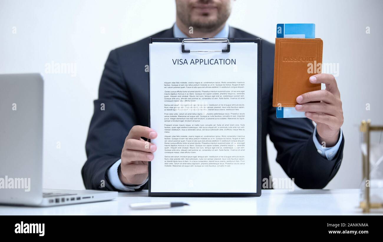 Migration Agent holding Visum und Reisepass, Dokumente zu Botschaft erforderlich Stockfotografie ...