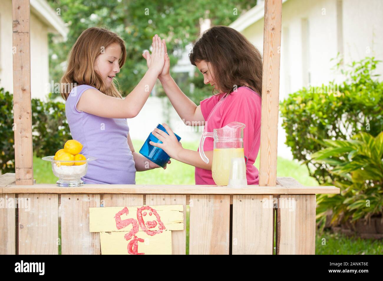 Menschen menschen junge menschen menschen -Fotos und -Bildmaterial in ...