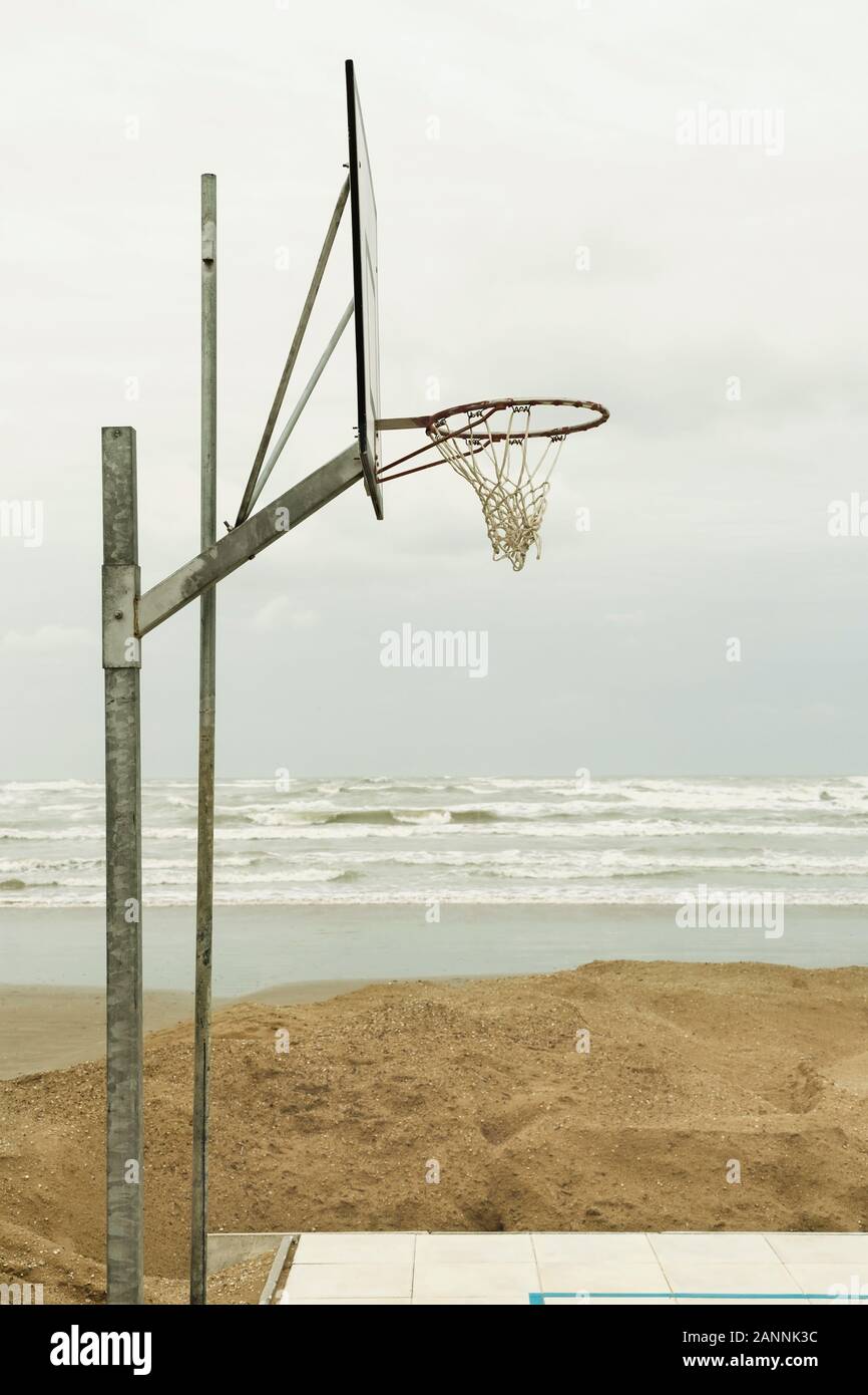 Basketball basket broken net -Fotos und -Bildmaterial in hoher ...