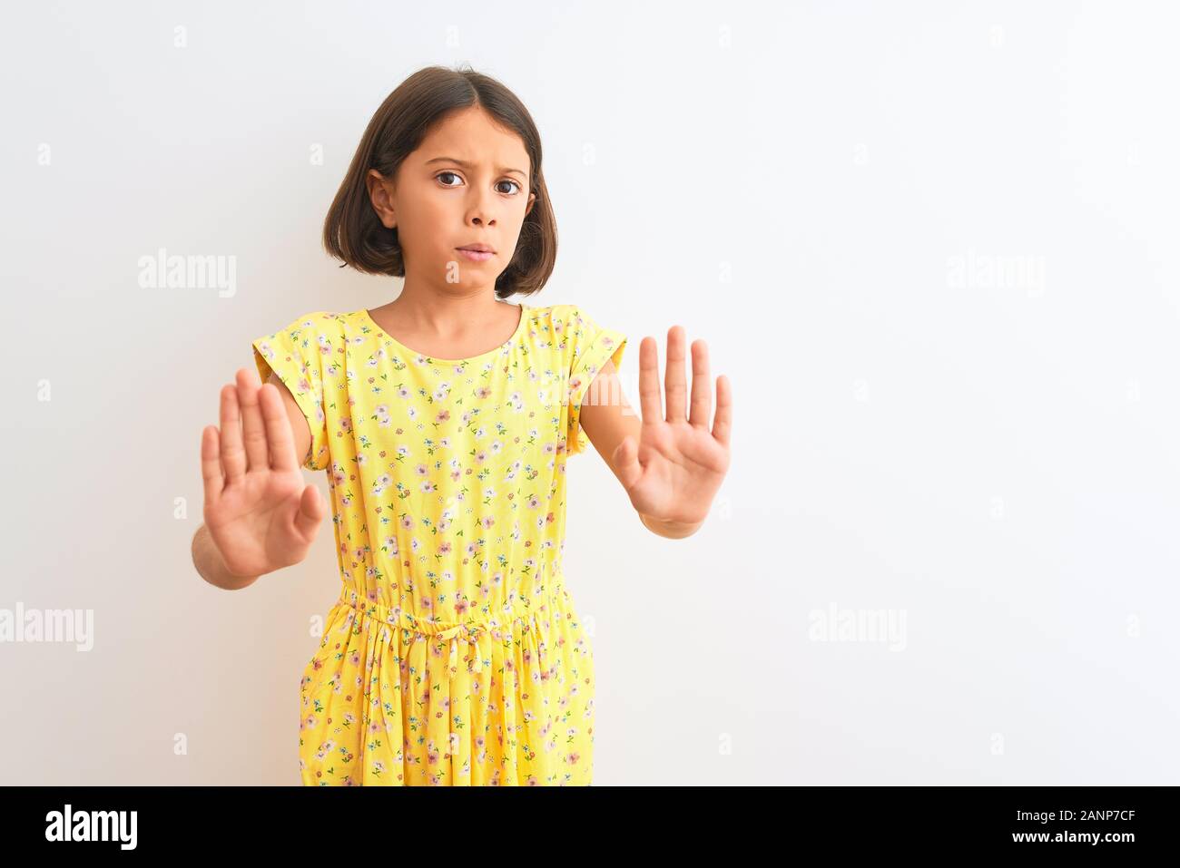 Junge schöne Kind Mädchen tragen gelbe geblümten Kleid stehen über ...