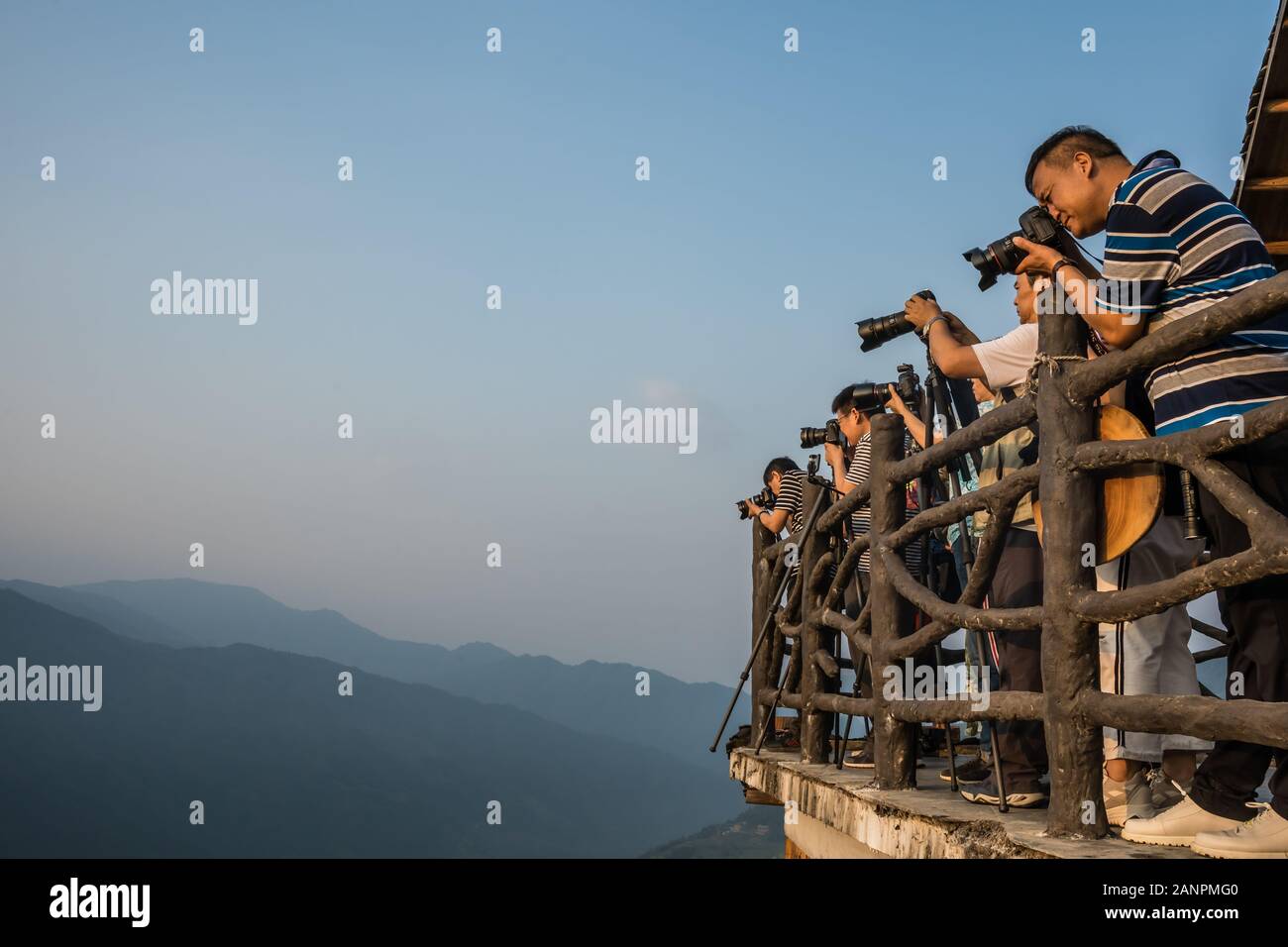 Pingan, China - August 2019: Gruppe von Fotografen warten auf der ...