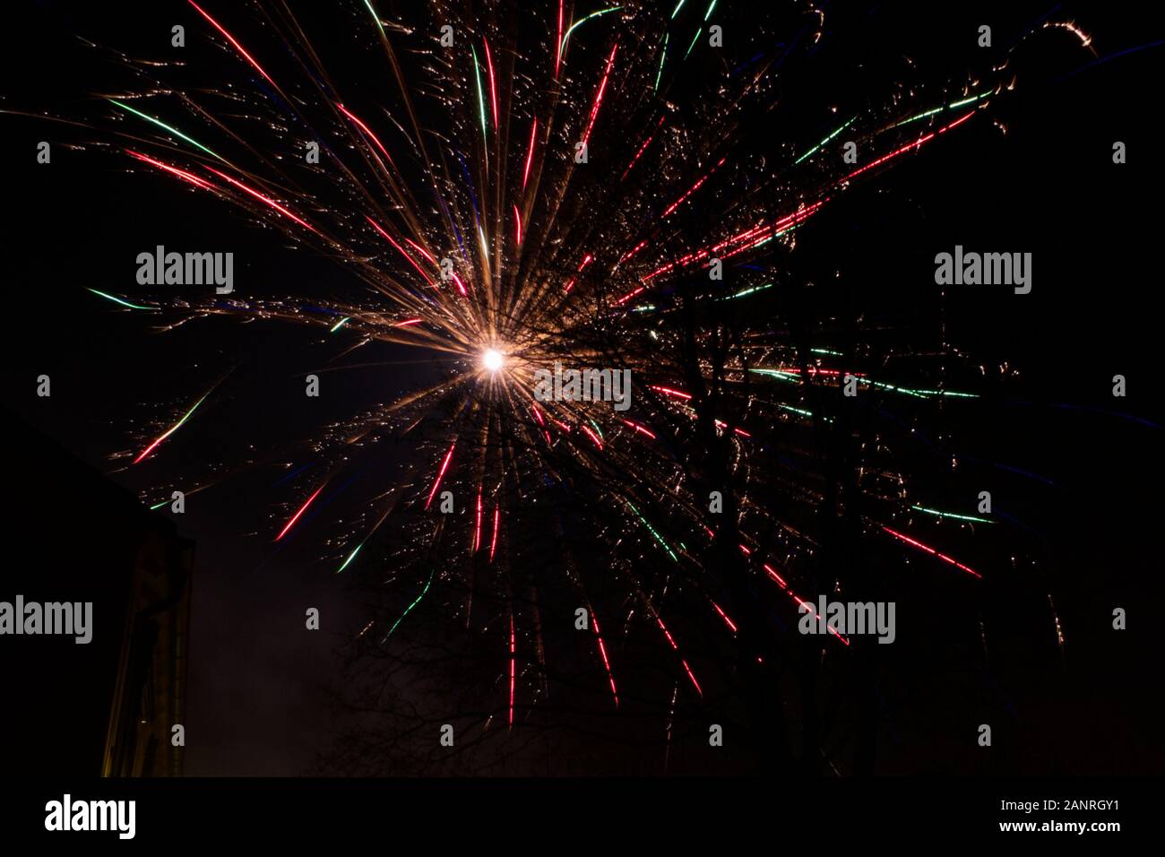 New year fireworks -Fotos und -Bildmaterial in hoher Auflösung – Alamy