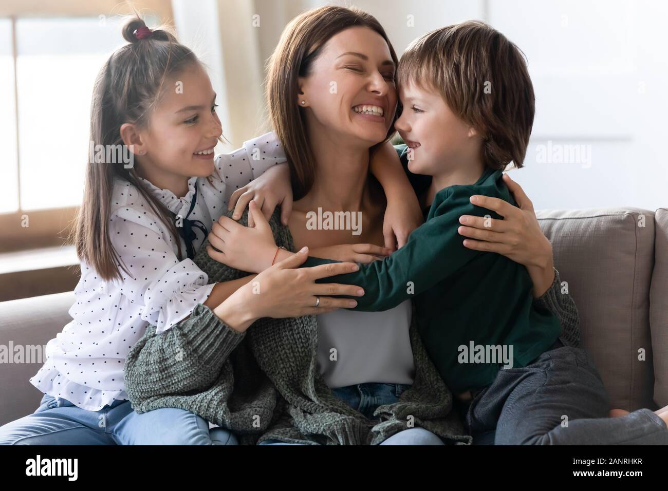 Junge frau mutter mama mama alleinerziehende mutter mit sohn klein ...