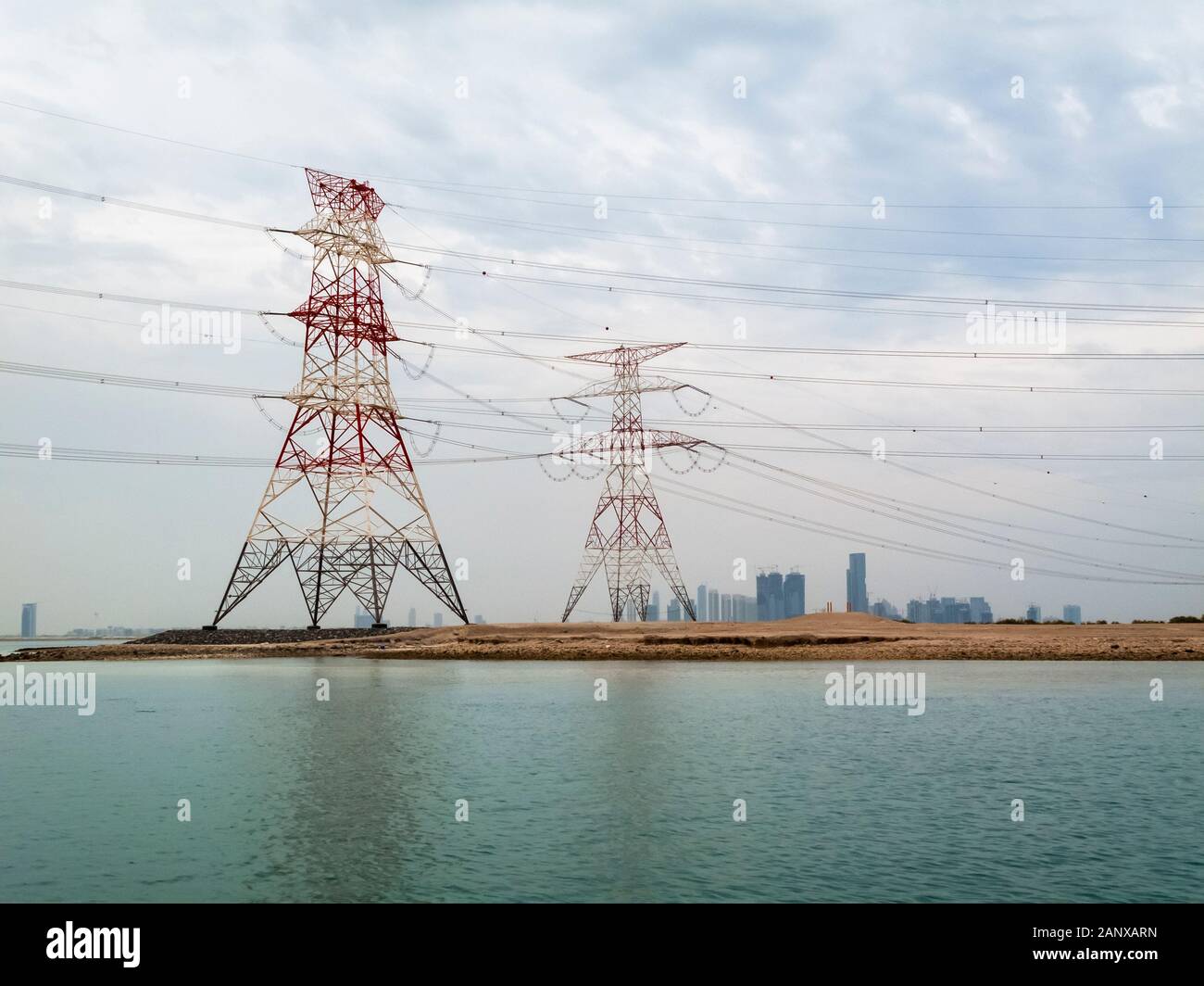 Pylons across water -Fotos und -Bildmaterial in hoher Auflösung – Alamy