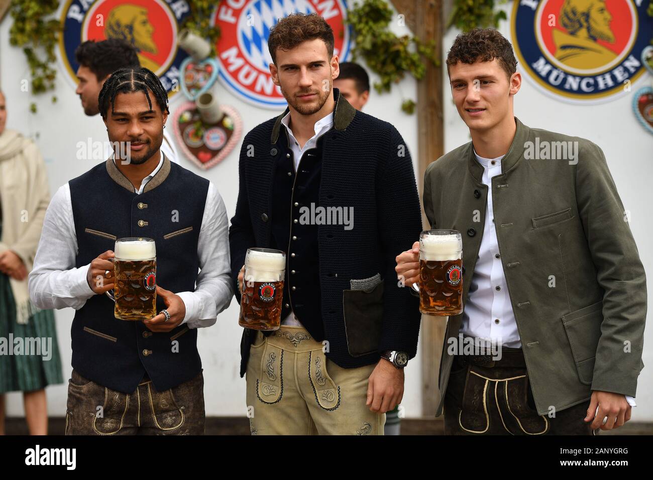 Von links: Serge GNABRY (FC Bayern München), Leon Goretzka (FC Bayern ...