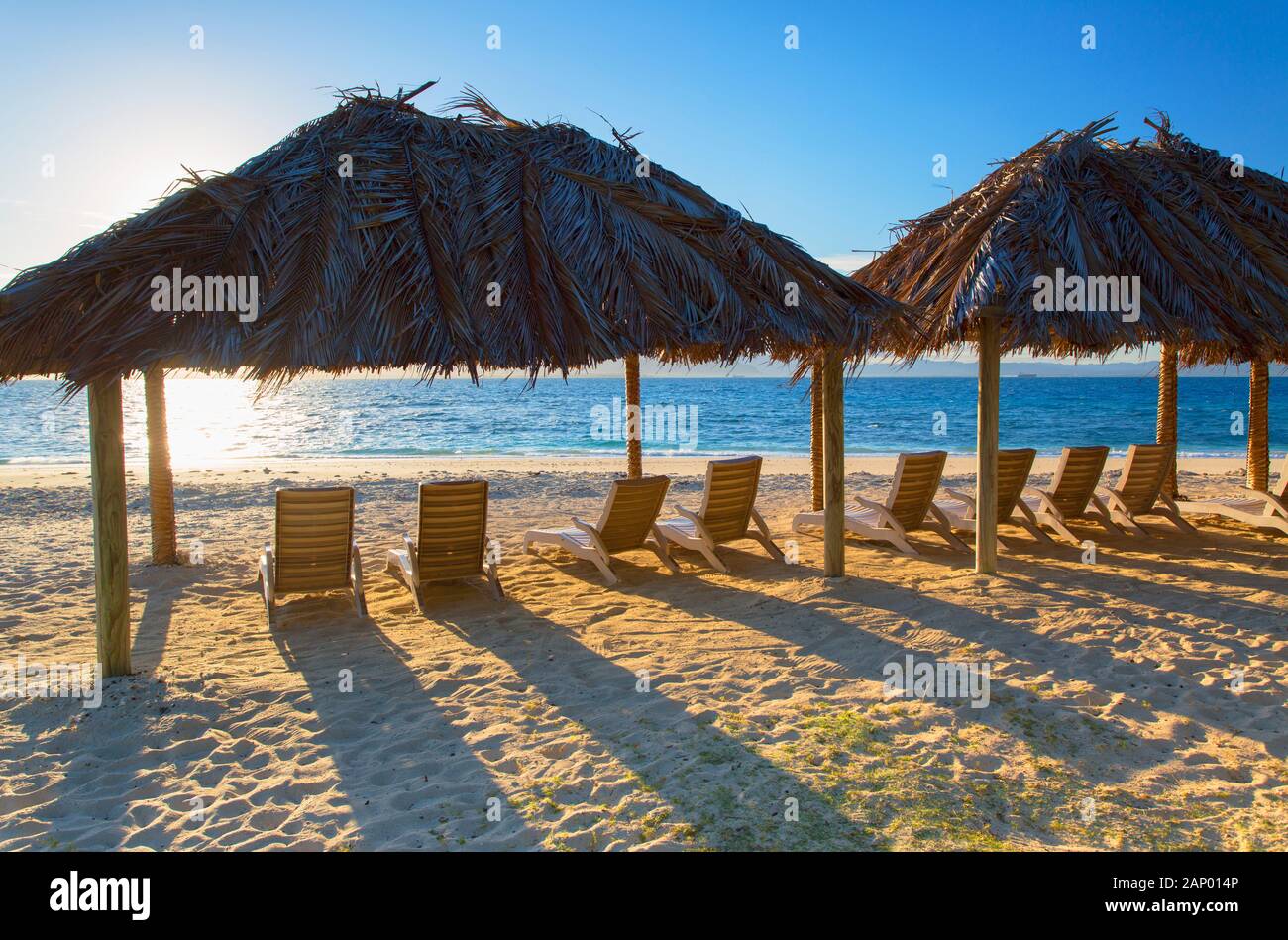 Sonnenliegen am Strand von Bounty Island Resort auf Bounty Island ...