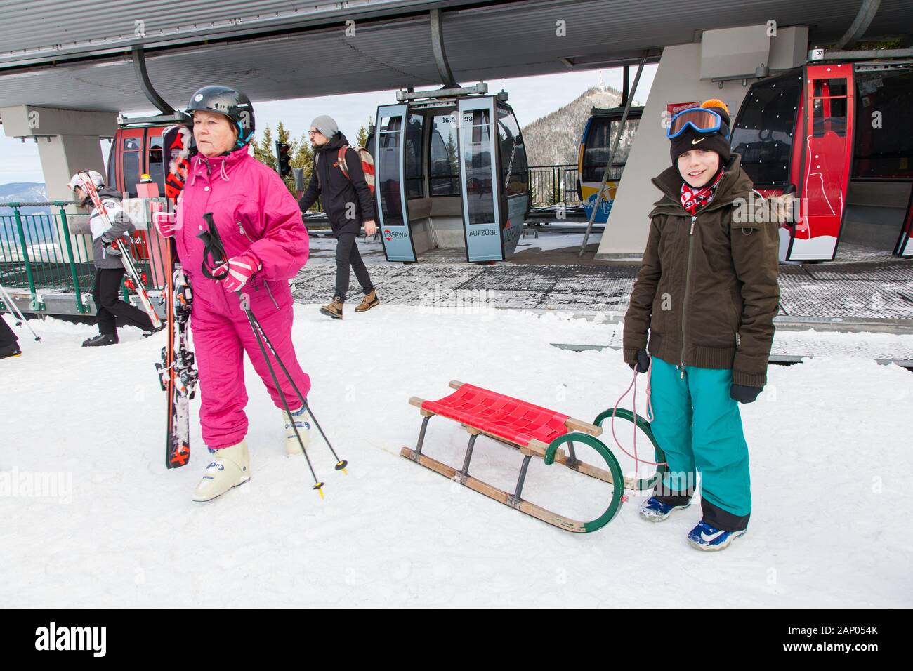 Zehnjähriger Junge mit Rodelbahn am Gipfel des Skigebietes Semmering ...