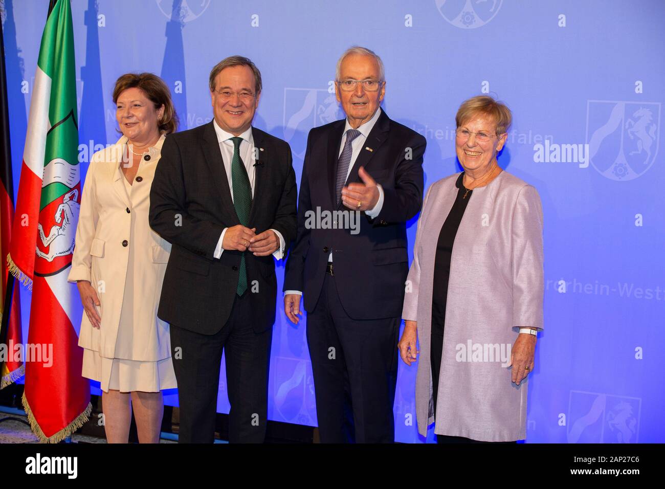 Armin Laschet mit Frau und Klaus Töpfer mit Frau bei der Verleihung des ...