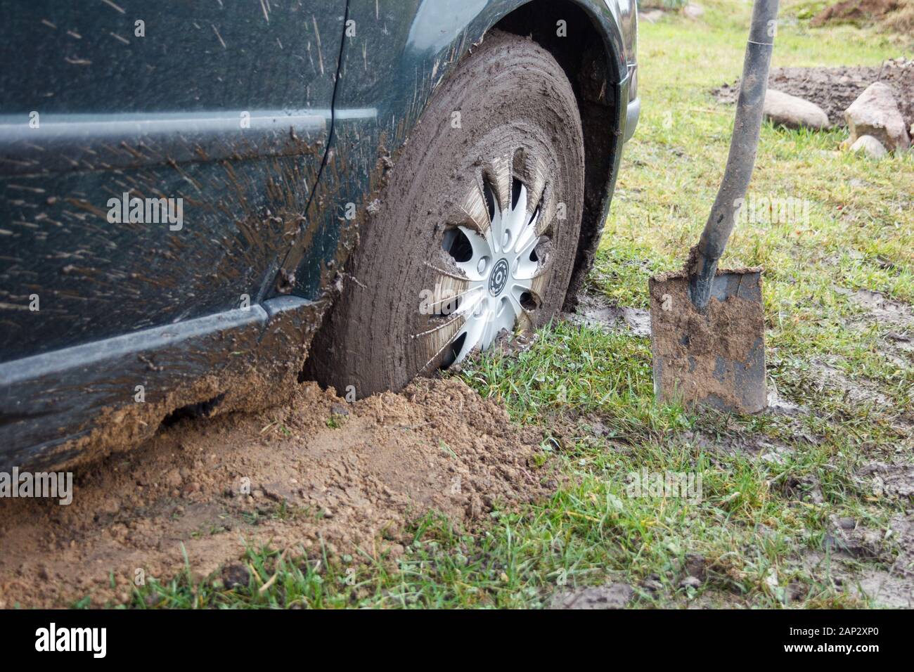Pkw steckt im Schlamm fest Stockfotografie - Alamy