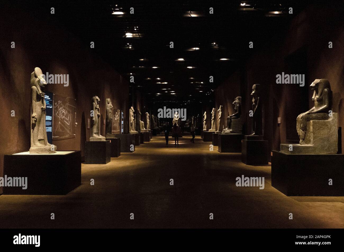 Das Ägyptische Museum in Turin, Italien mit Artefakten und Statuen aus ...