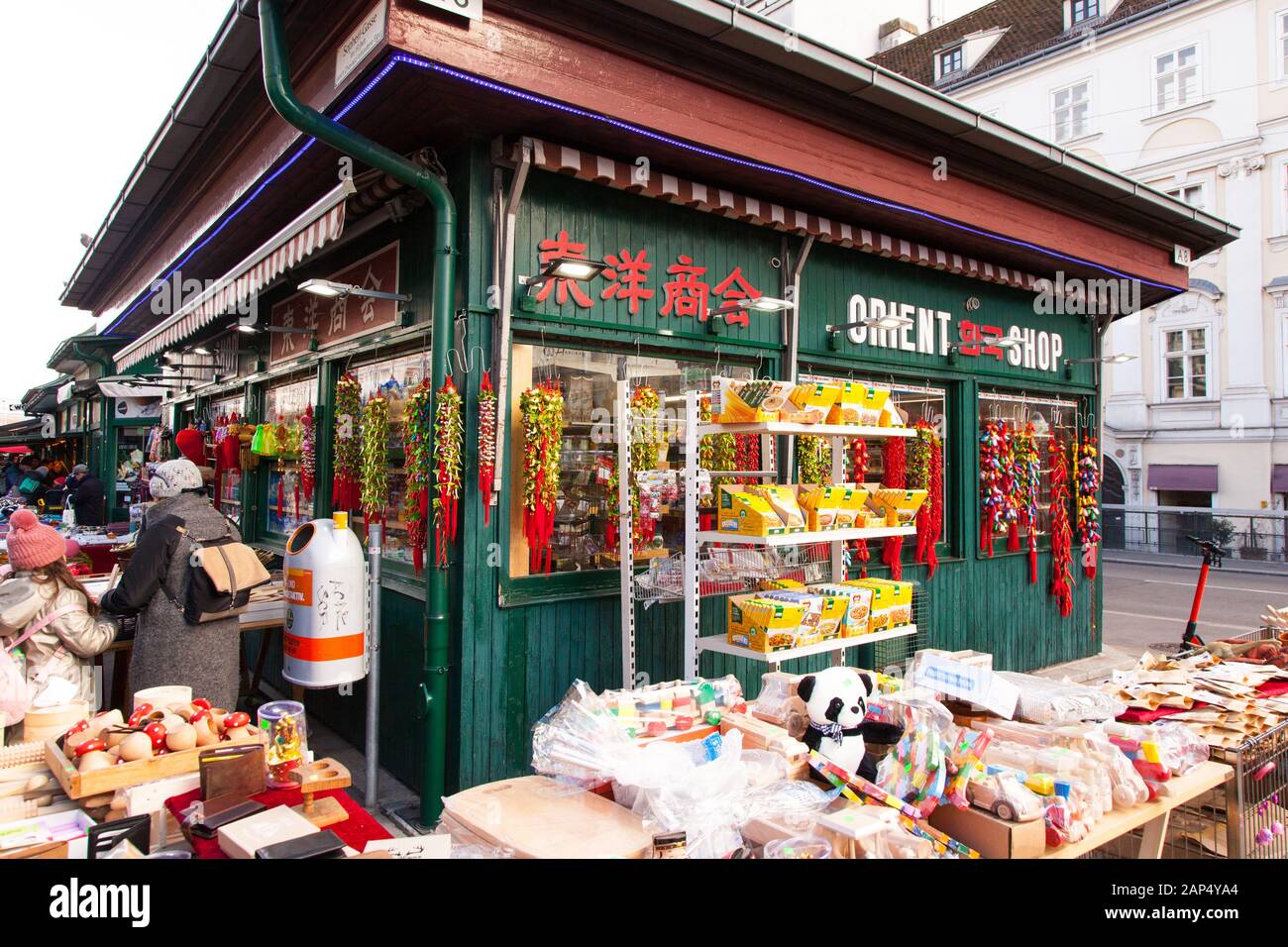 Orient Shop, Naschmarkt, Wien, Österreich Stockfotografie - Alamy