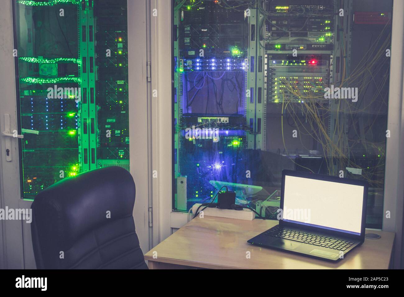 Server rack dark -Fotos und -Bildmaterial in hoher Auflösung – Alamy