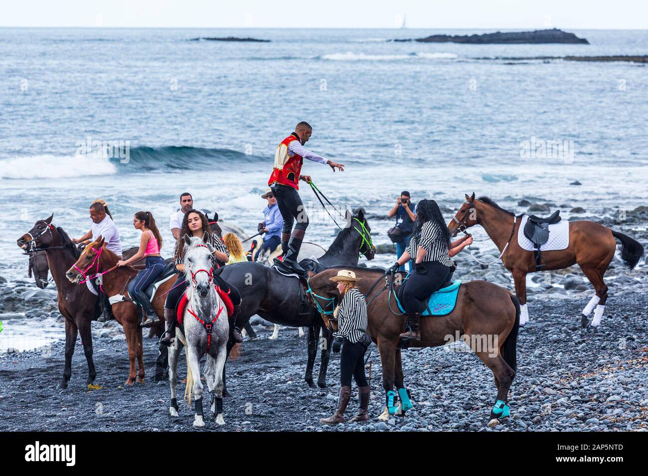 Menschen reiten am strand reiten -Fotos und -Bildmaterial in hoher Auflösung - Seite 2 - Alamy