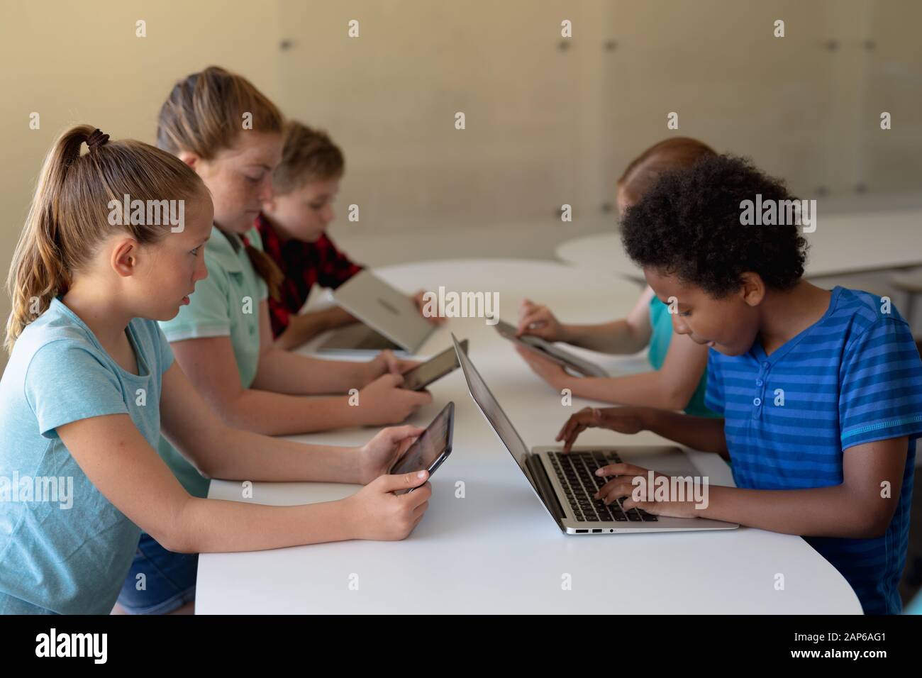 Kinder benutzen computer in der schule -Fotos und -Bildmaterial in ...
