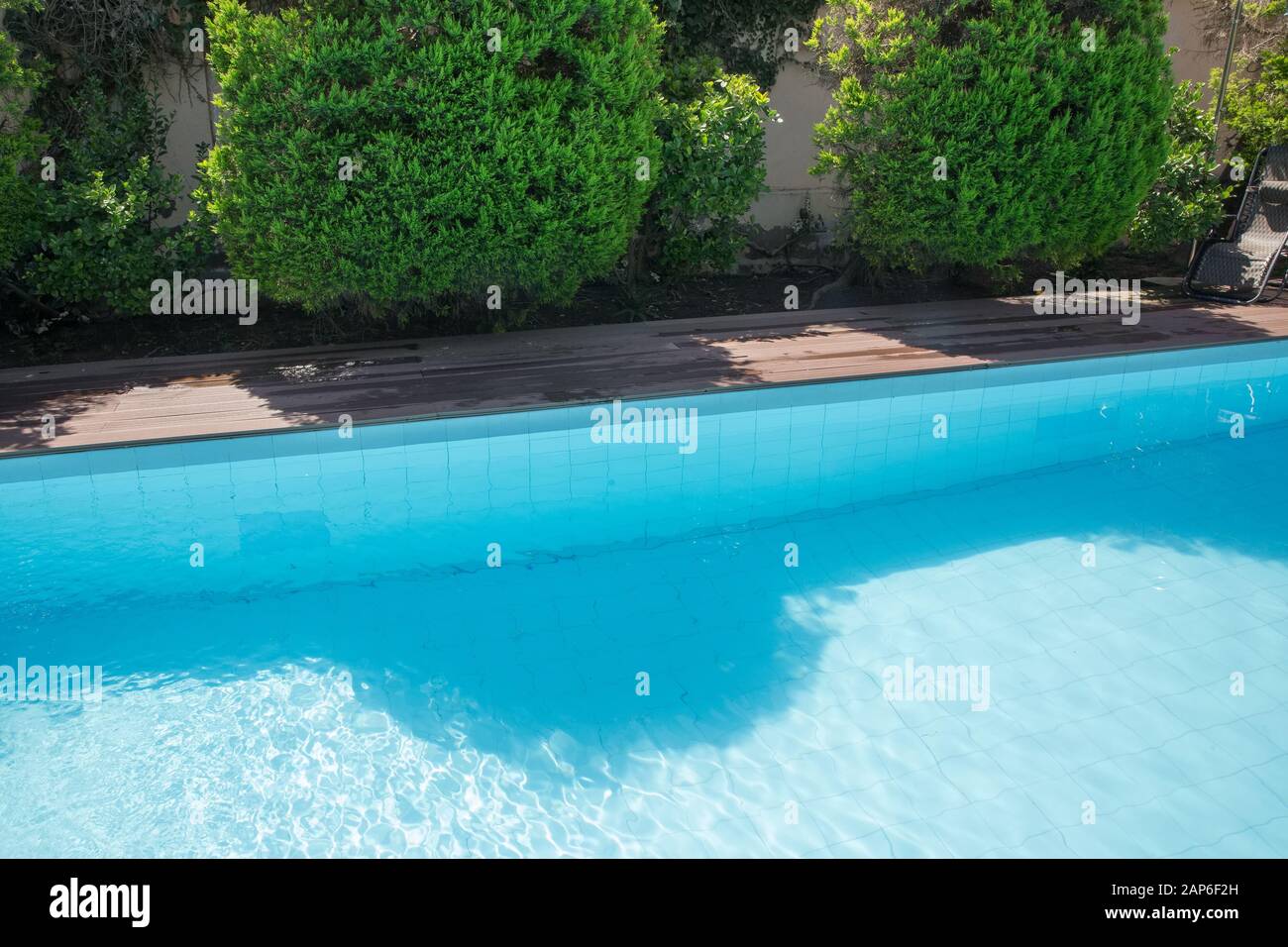 Schwimmbaddesign in der modernen Residenz. Hinterhofpool mit ...