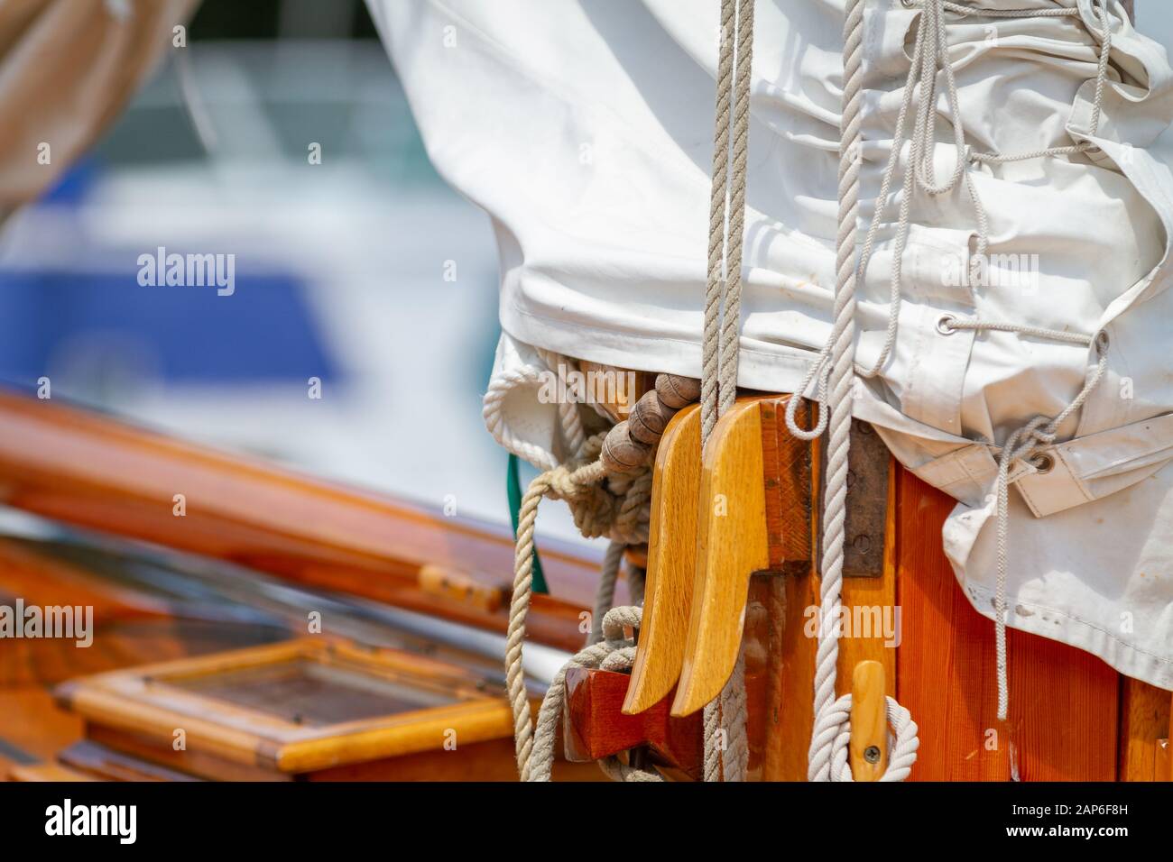 Altes segelboot aus Holz aus Vintage mit Seilen, Segel und Holzmast ...