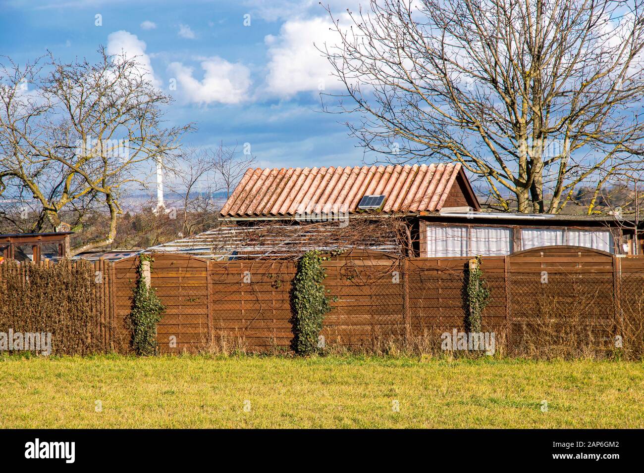 Leben hinter dem Zaun mit einem Haus im Garten Stockfotografie - Alamy