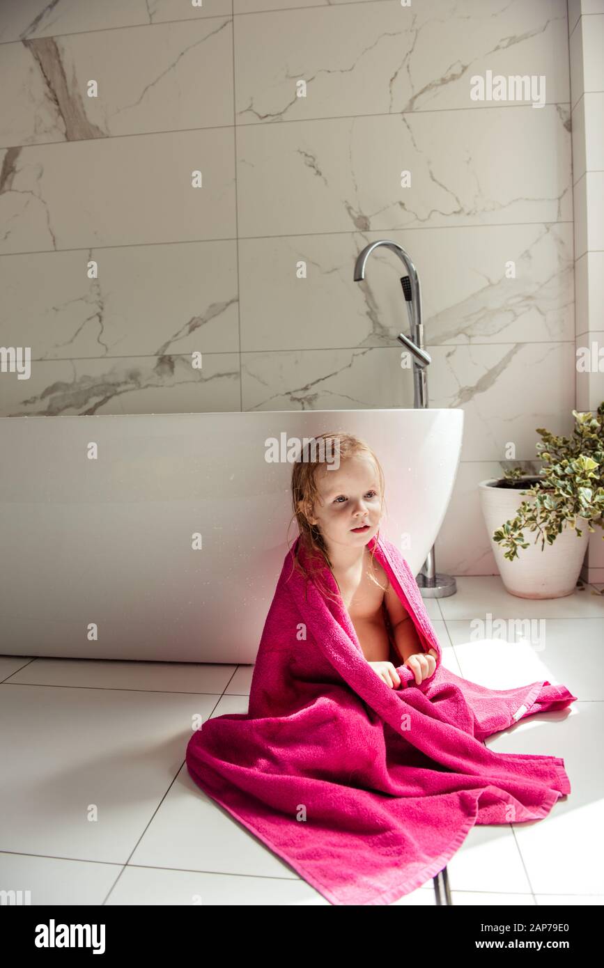 Mädchen und junge badewanne -Fotos und -Bildmaterial in hoher Auflösung ...