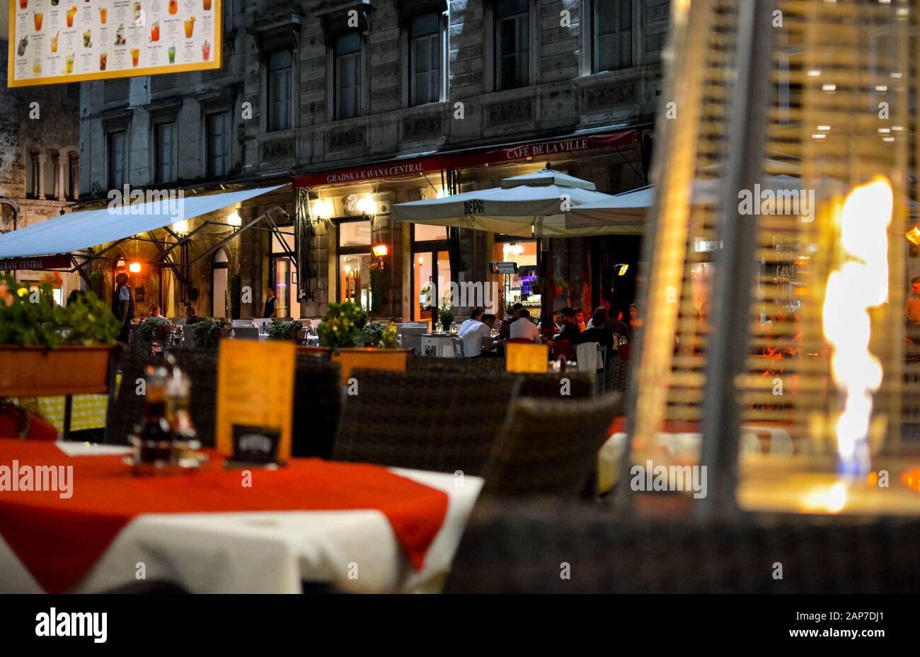 Eine Terrasse in einem Café im Freien wird spät in der Nacht von einer ...