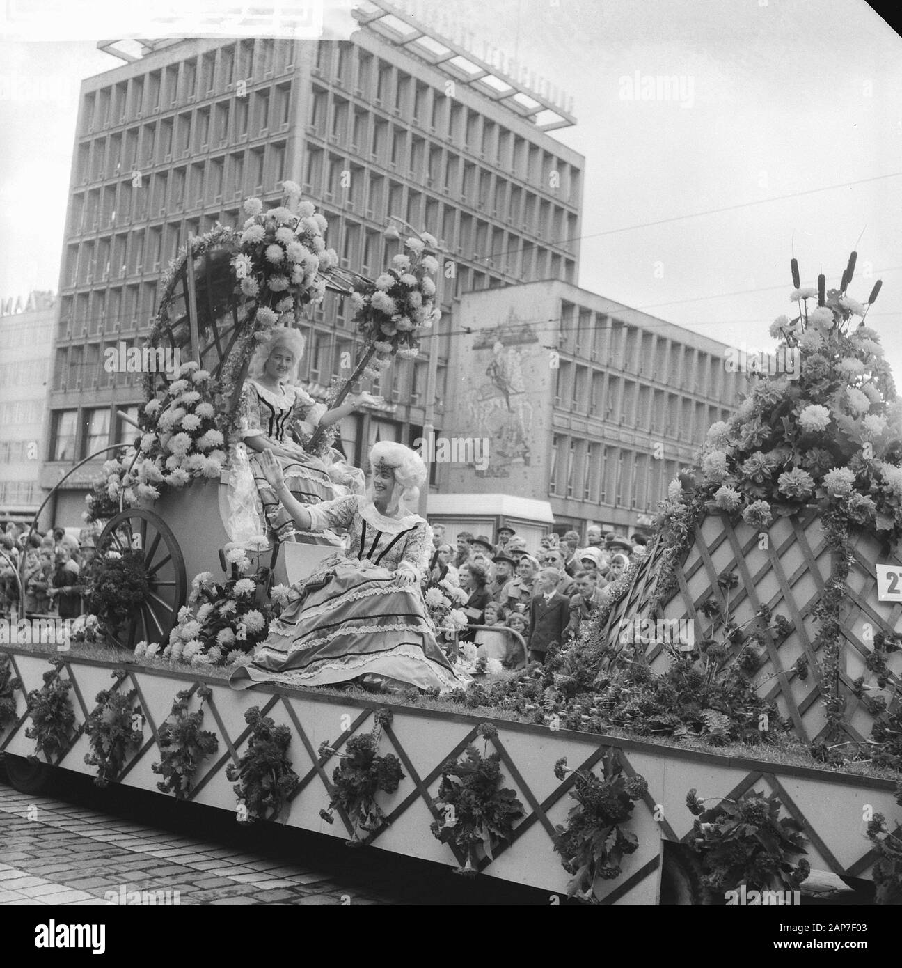 Blume Corso in Rotterdam. Zwei Mädchen auf float Datum: 19 August 1961 ...