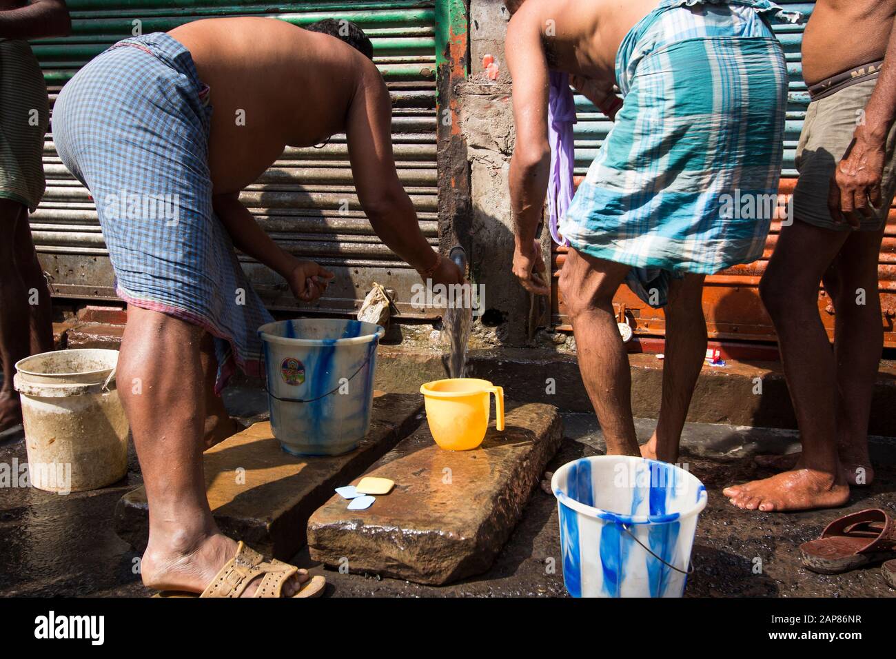 Knaben baden -Fotos und -Bildmaterial in hoher Auflösung - Seite 2 - Alamy