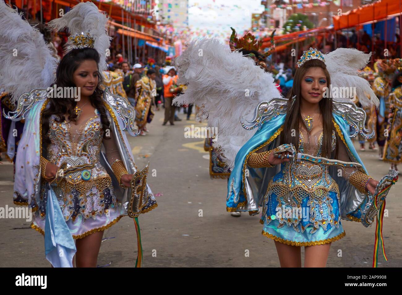 Diablada Tänzer in kunstvollen Kostüme Parade durch die Bergbau-Stadt Oruro auf der Altiplano ...