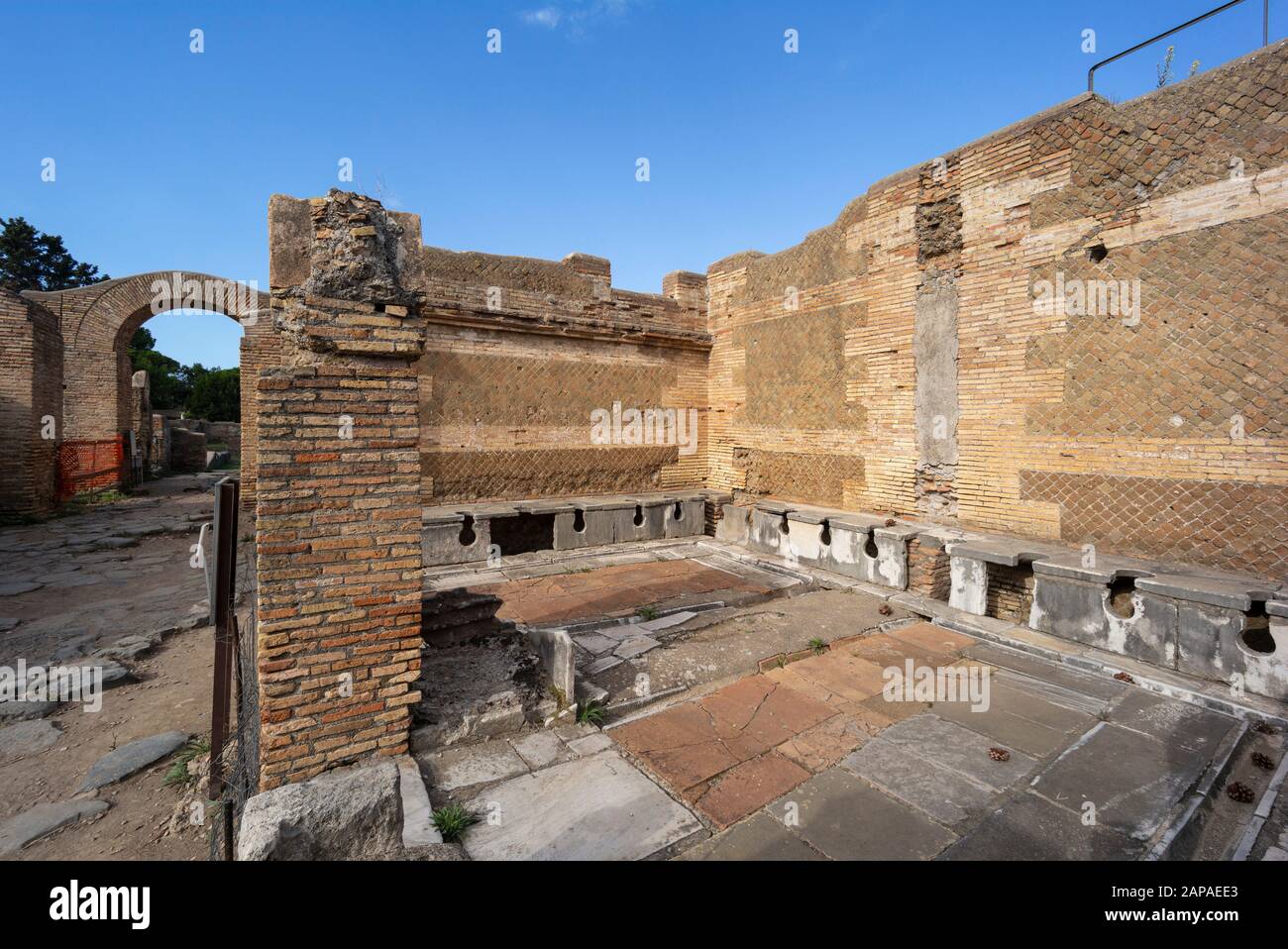 Ancient public latrines -Fotos und -Bildmaterial in hoher Auflösung – Alamy
