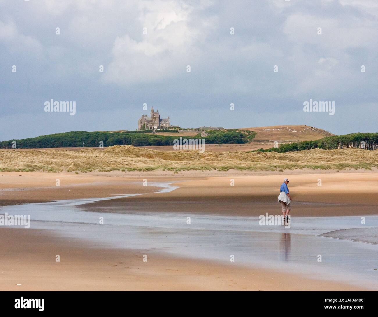 Mountbatten castle beach -Fotos und -Bildmaterial in hoher Auflösung ...