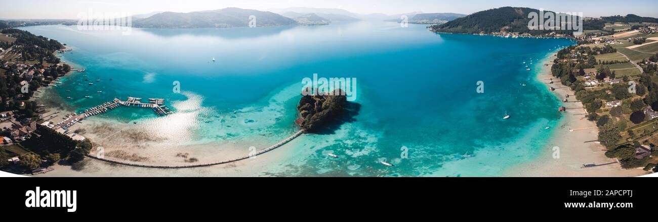 Panoramabild der Privatinsel Schloss Litzlberg (Schloss Litzlberg) am ...