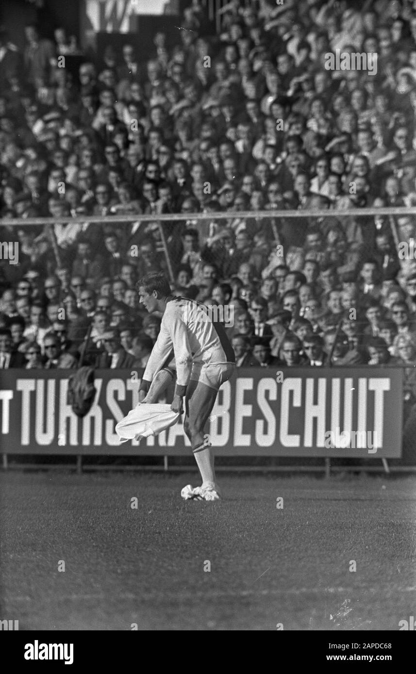 AJAX gegen Xerxes DHC 5-0 Piet Keizer zieht Fußballhosen Datum: 22 ...