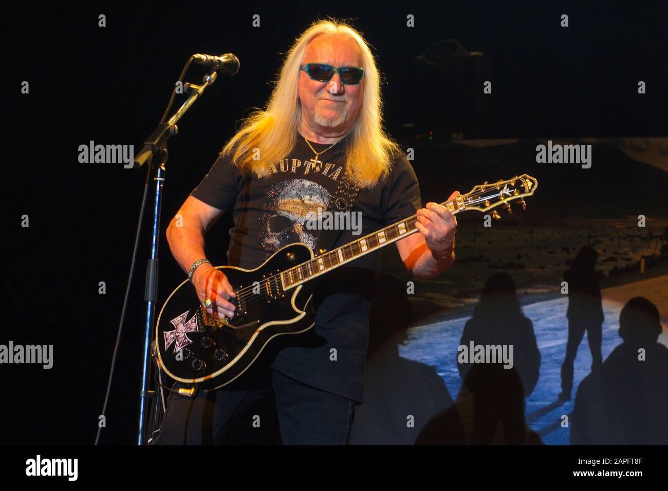 Mick box gitarrist -Fotos und -Bildmaterial in hoher Auflösung – Alamy